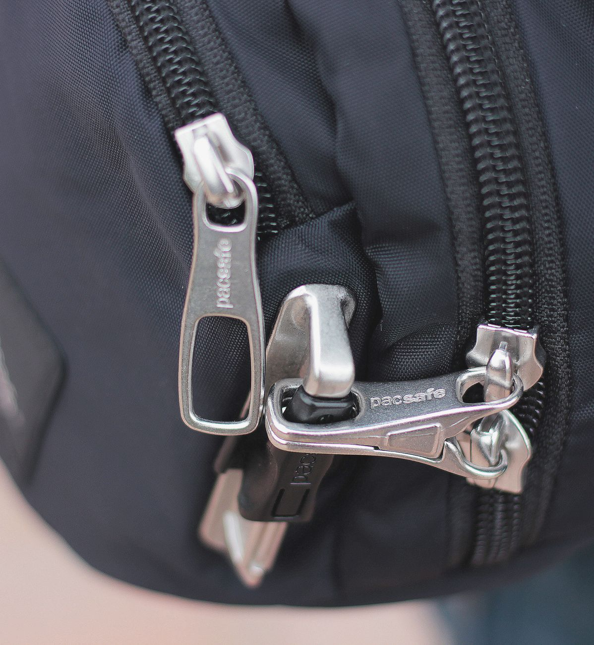 Поясная сумка Pacsafe Vibe 100 (черная/black) у официального дилера ...